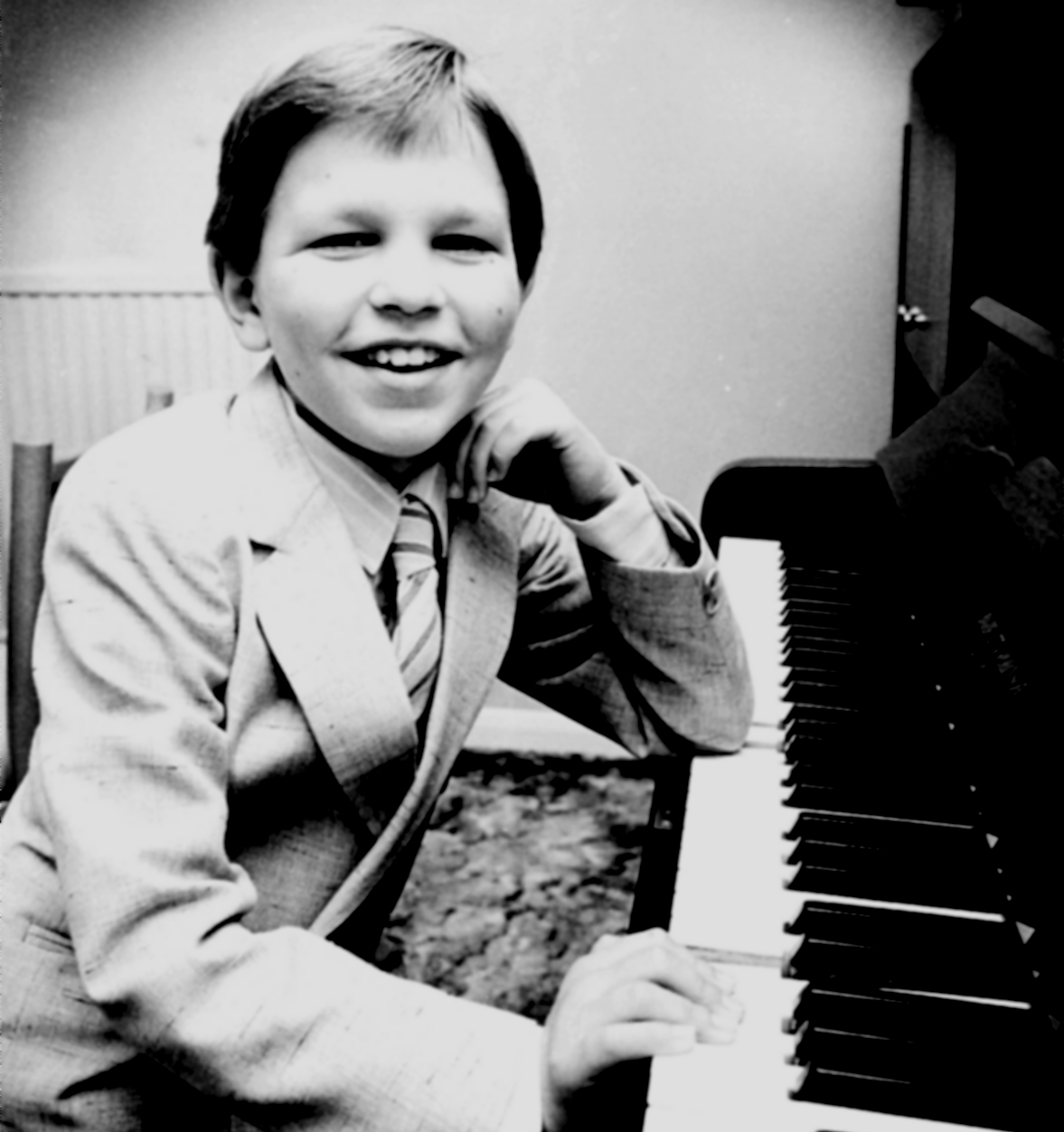 Dominic Smith Pianist - Biography